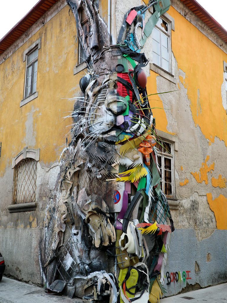 Der Hase von Bordalo II in Porto südlich des Douro wurde aus den ...